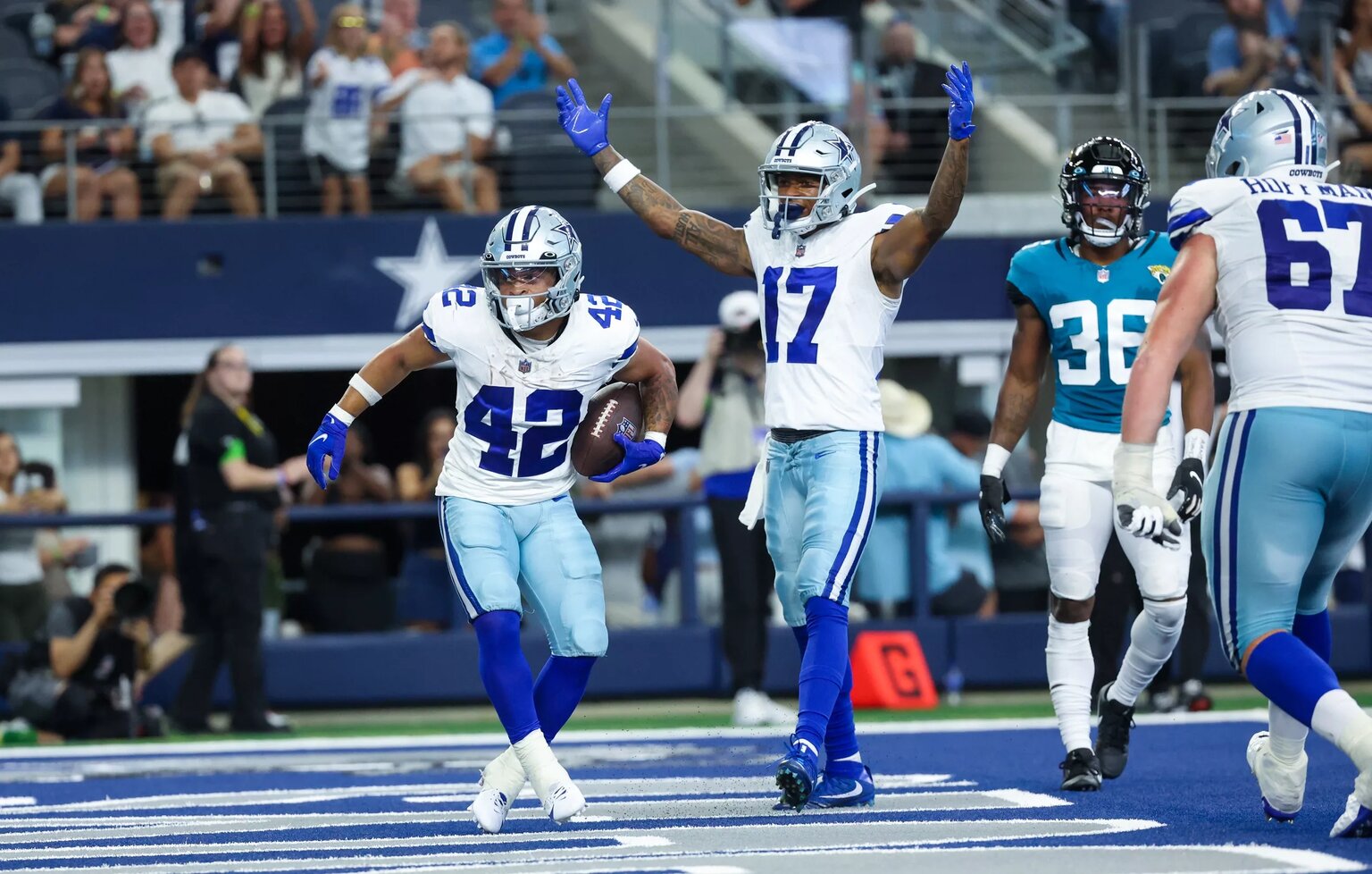 On the Loose: Deuce Vaughn's Preseason Debut Helps Coaches